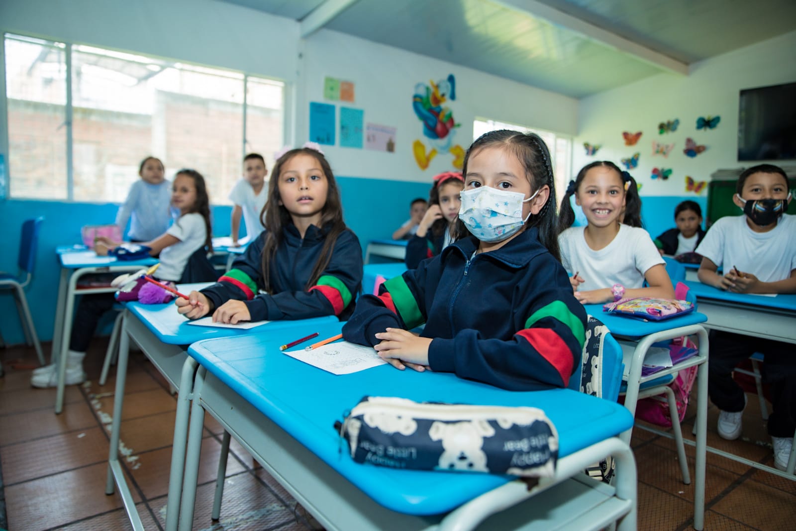 Niños De Bogotá Reciben Nuevos Colegios Nación Paisa