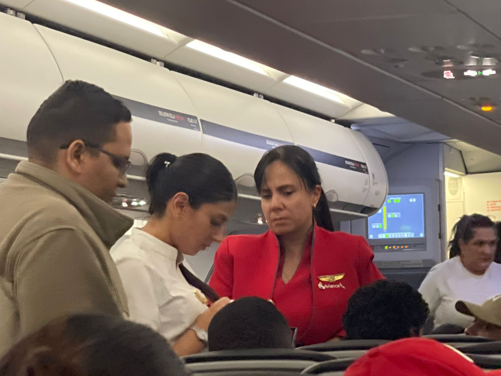 Vuelo de Avianca desde Bogotá a Medellín detiene despegue por emergencia de salud de pasajero ...