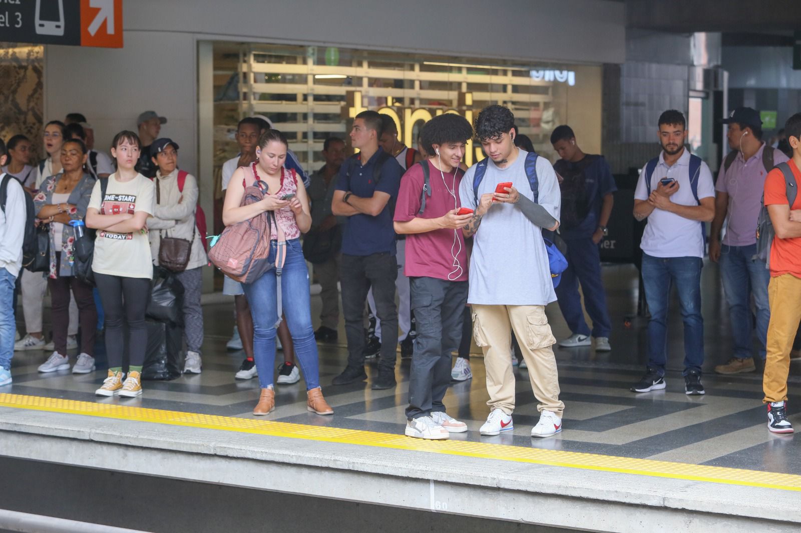 Línea A y B del Metro de Medellín cuenta con servicio de wifi gratis ...