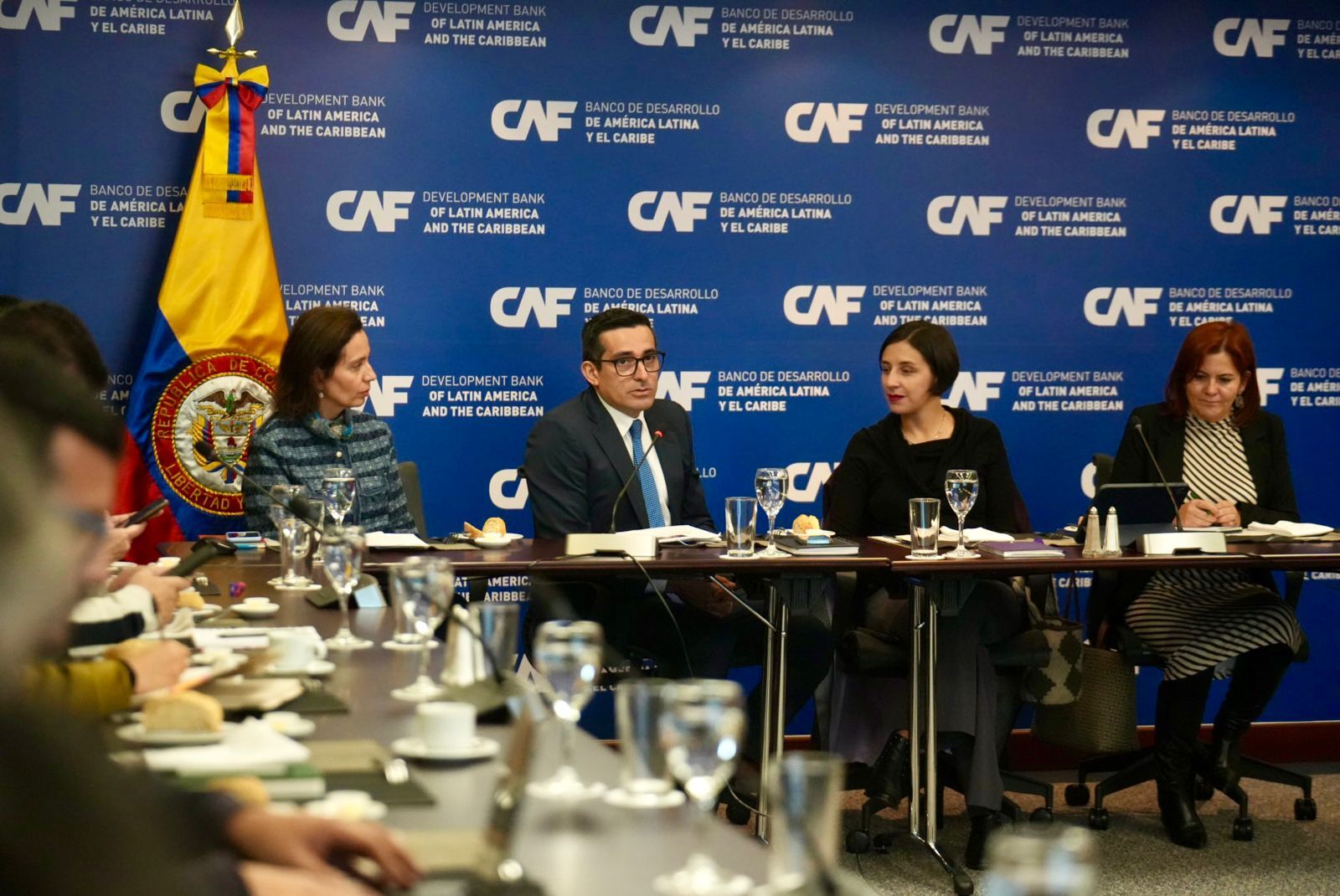 CAF y Colombia firman acuerdo por USD 99,9 millones - Nación Paisa